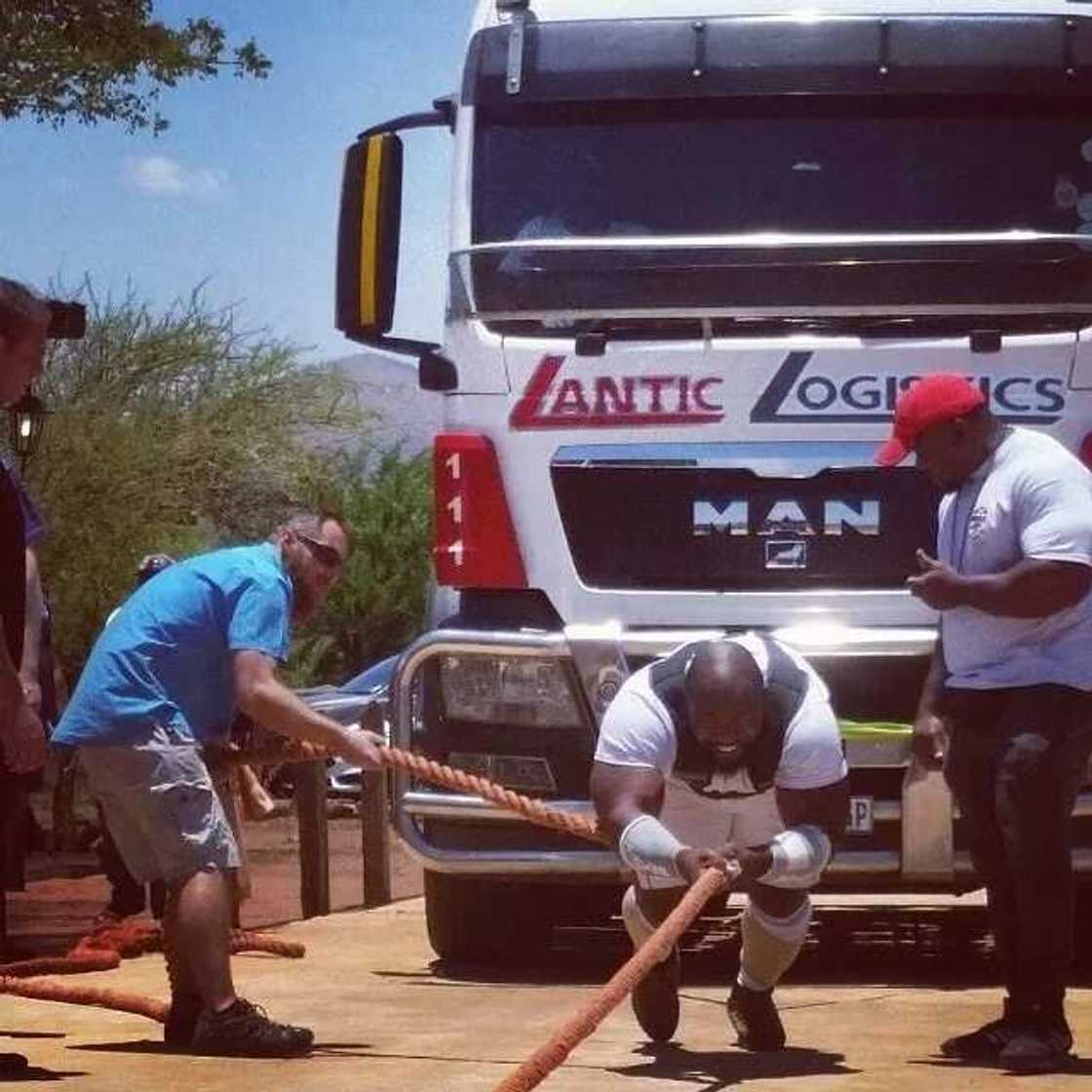 Meet 'Olu heavy' Nigeria's strongest man (photos) - Legit.ng