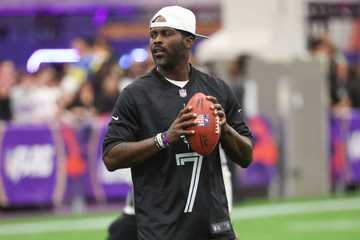 Top 12 best left-handed quarterbacks who are rare but remarkable - Legit.ng