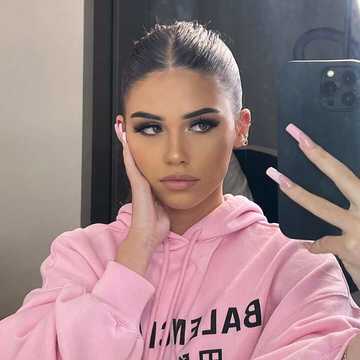 Leah Halton’s biography: age, height, parents, boyfriend, net worth ...