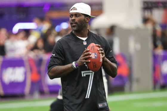 Top 12 best left-handed quarterbacks who are rare but remarkable - Legit.ng