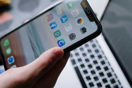 How to flash an iPhone with and without a computer (guide) - Legit.ng
