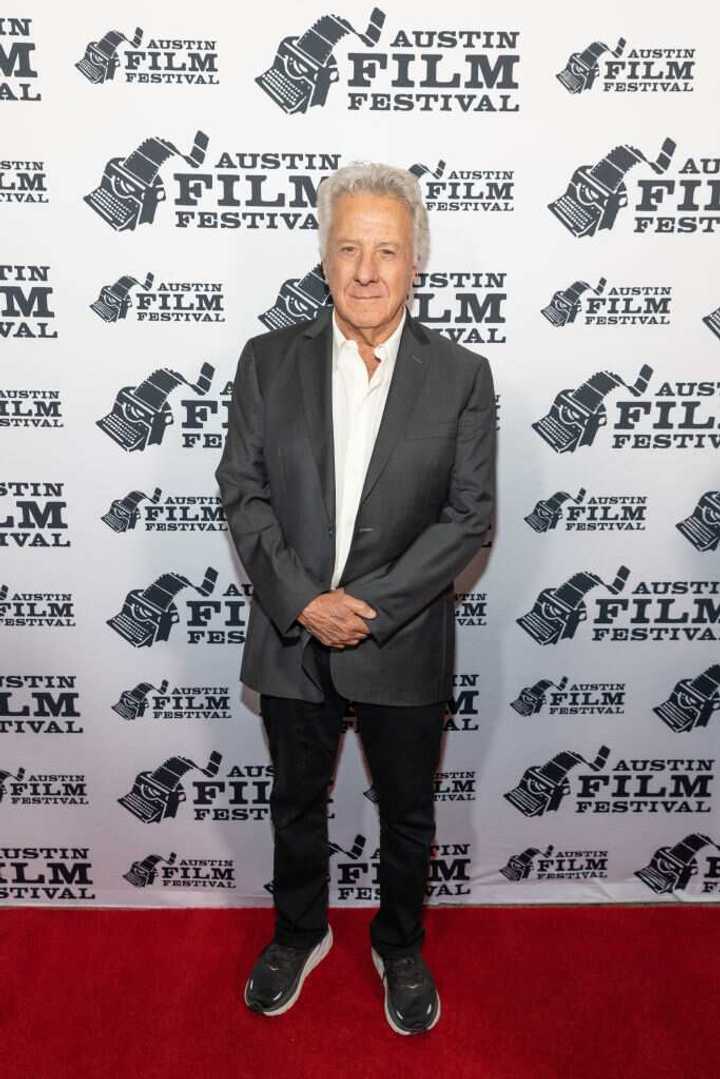 Short actors: 30 famous celebrities who are well under 6 feet - Legit.ng