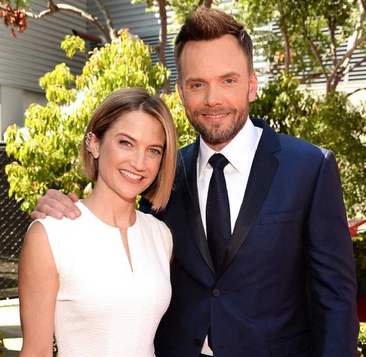 Joel McHale wife biography: what is known about Sarah Williams? - Legit.ng