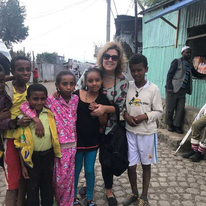 Julie Pitt-Neal : la vie très discrète de la sœur de Brad Pitt - Legit.ng