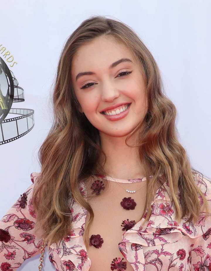 Bella Podaras’ biography: age, height, birthday, parents, net worth ...