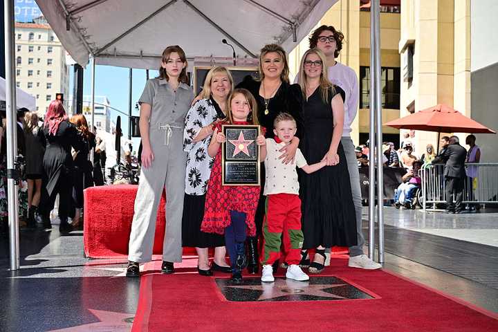 Who are Kelly Clarkson's parents and siblings? Her family explained ...