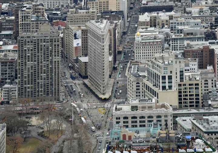 Man buys NY's iconic Flatiron building at auction, then backs out ...