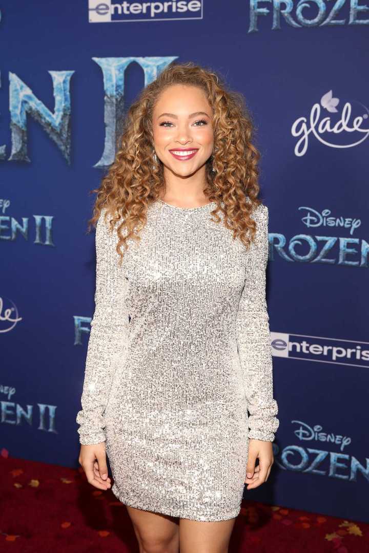 Shelby Simmons’ biography: age, height, parents, movies and TV shows ...