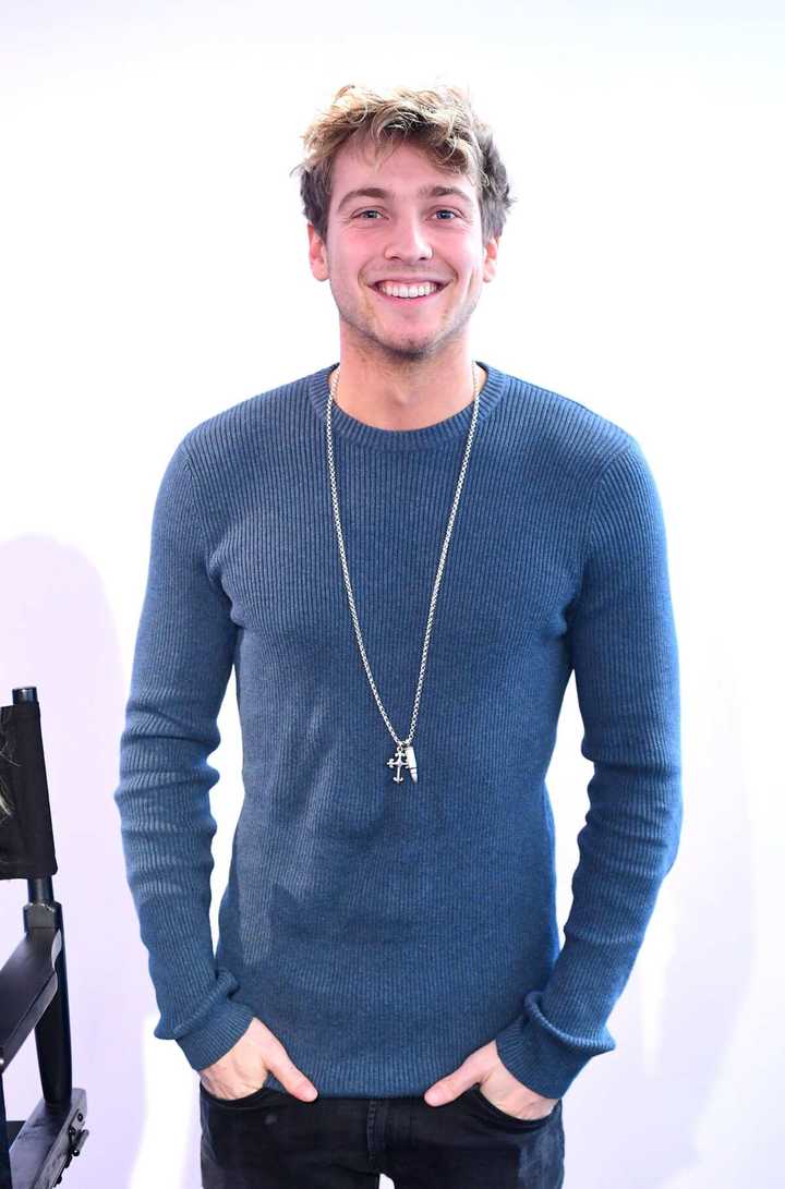 Sam Thompson's biography: age, height, parents, girlfriend, net worth ...