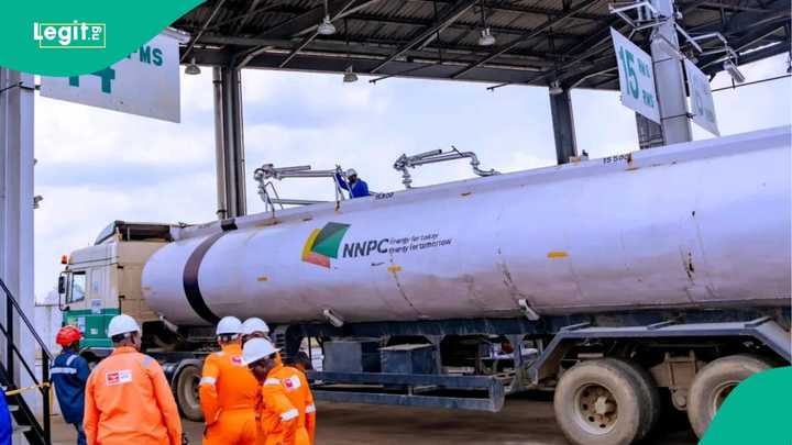 Dangote, Foreign Refineries Buy Over N300 Billion Worth of Crude Oil From NNPCL in 3 Months ...