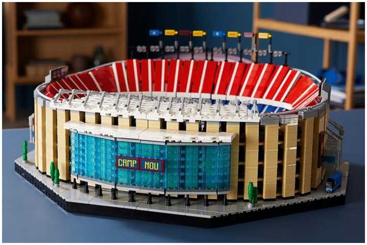 Top 30 biggest LEGO sets in the world, ranked by number of pieces ...